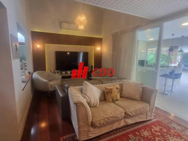 Linda Casa reformada em condomínio horto do Ype, 4 dormitórios sendo 1 suíte Master,3 salas, piscina