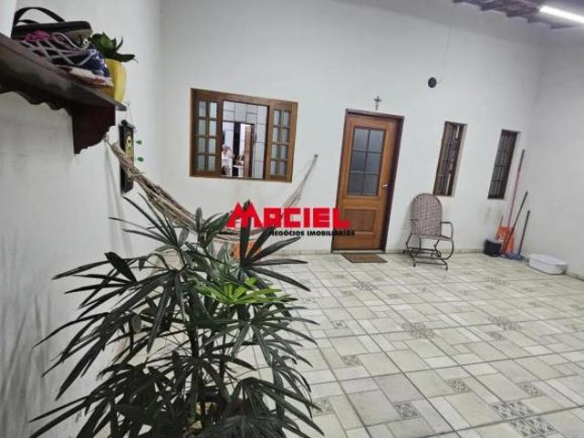 Linda casa super espaçosa com 3 dormitórios sendo 1 suíte no Altos do Vila Paiva