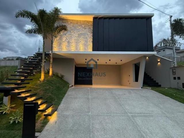 Linda casa Semi Térrea á venda no Condomínio Jardins Nápoles !