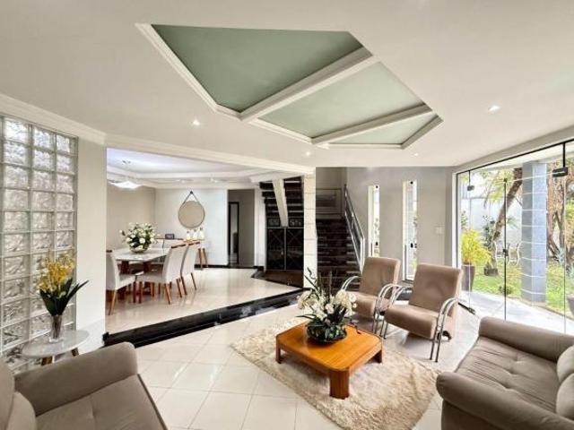 Linda casa sobrado de 5 quartos, 2 suítes, lote 940 m², ótimo condomínio, Rua 5