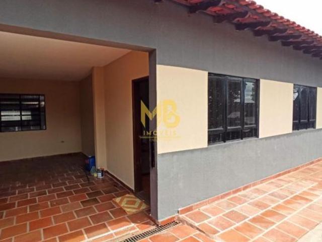 Linda casa sozinha em grande terreno de 325m2 03 dorm. suíte, edícula Jd. Sta Ri