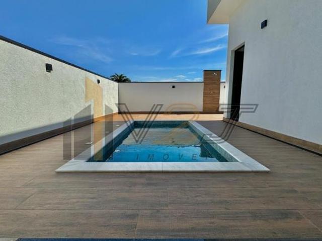 Linda casa térrea à venda no Condomínio Residencial Mont&apos Alcino em Valinhos SP