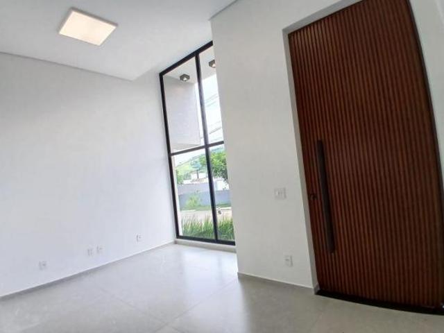 Linda casa térrea á venda no Condomínio Terras de Atibaia com 03 suítes, piscina com cascata