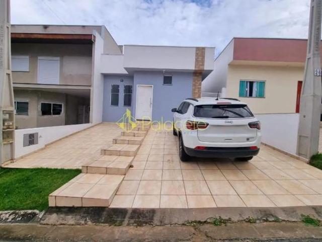 Linda casa térrea com 3 dormitórios, excelente acabamento e amplo quintal no Condomínio Vila Romana