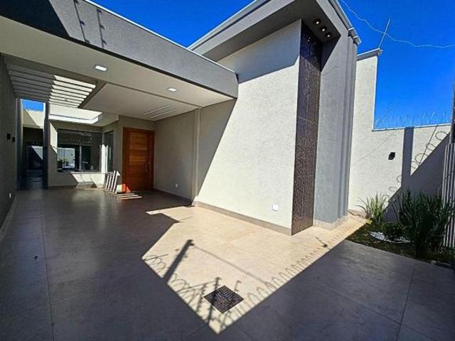 Linda casa térrea com 3 suítes e piscina, com fachada moderna e imponente em excelente localização