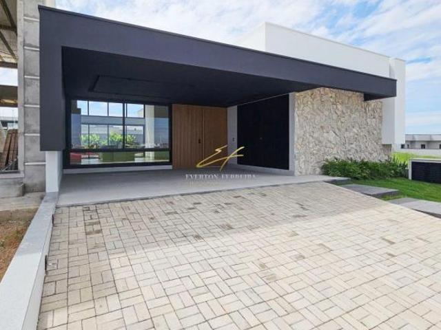 Linda Casa Térrea com 3 Suítes, sendo 1 Master com Closet, Cozinha Goumert e Piscina em Indaiatuba