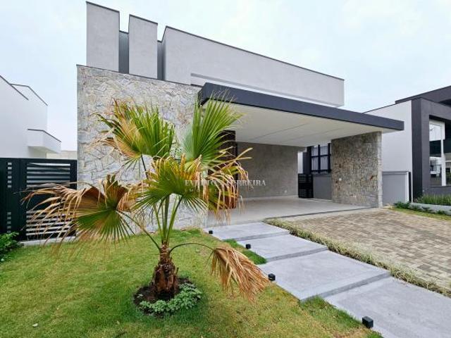 Linda Casa Térrea com 3 Suítes, sendo 1 Master com Closet, Escritório e Piscina