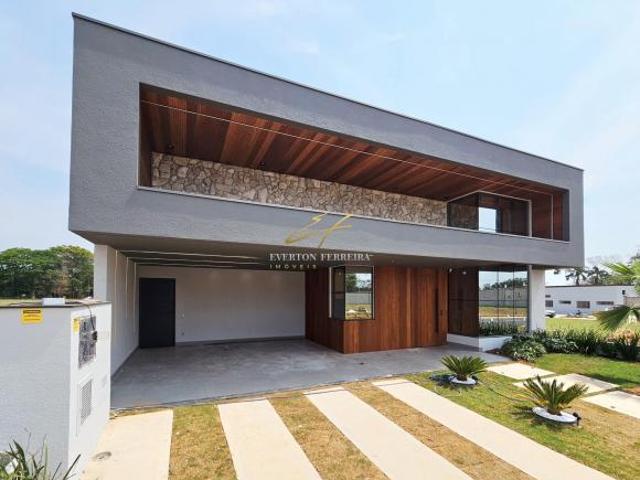 Linda Casa Térrea com 3 Suítes, sendo 1 Master com Closet, Escritório, Piscina