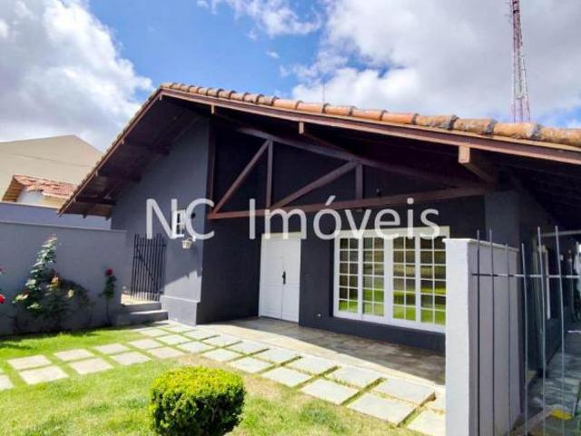 Linda casa térrea com 180m2 projeto único e amplo terreno no Pilarzinho!