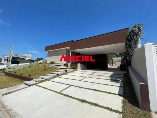 LINDA CASA TÉRREA COM 4 DM, 3 SUITES, PISCINA, AREA GOURMET, CAMPINHO FUTEBOL GRAMADO