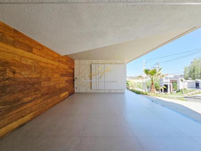 Linda Casa Térrea com 4 Suítes, sendo 1 Master com Closet, Piscina em Indaiatuba