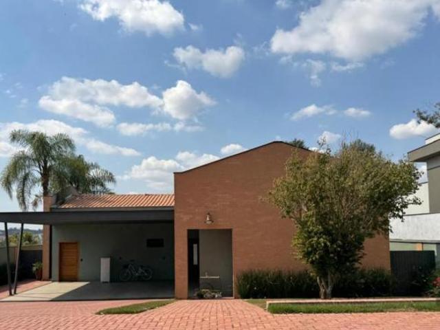 Linda Casa Térrea com Exclusividade e Sofisticação na Fazenda Imperial