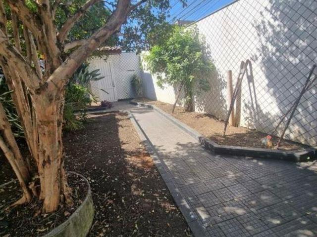 Linda casa terrea com muita area verde