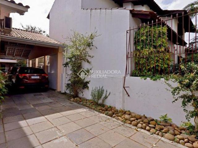 Linda casa térrea com pátio e edícula