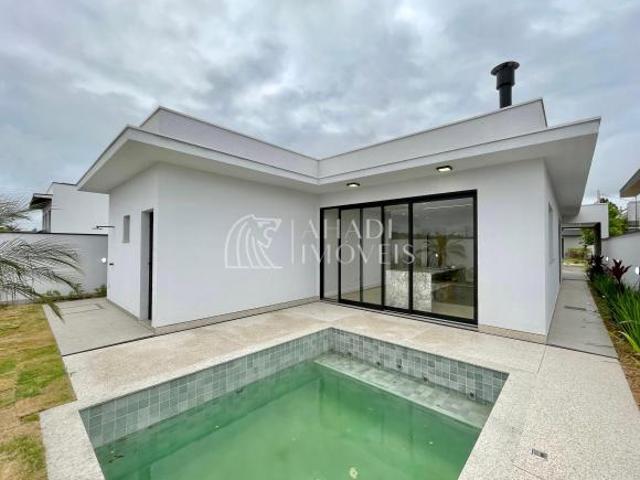 Linda casa térrea com piscina no Granja Anita