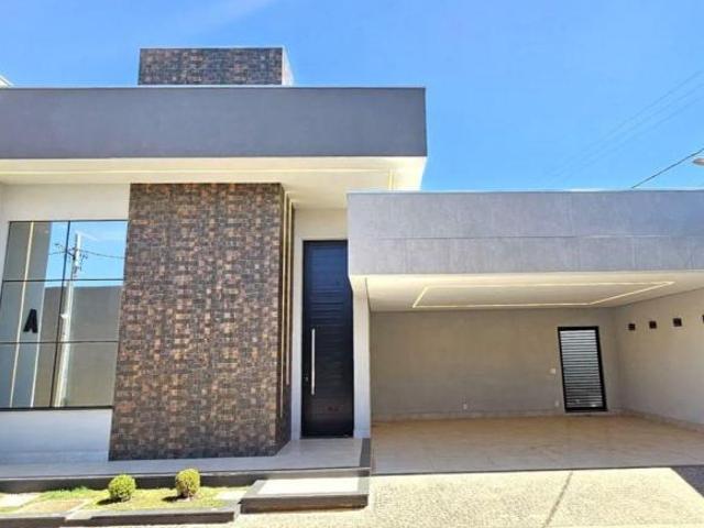Linda casa térrea composta de 3 quartos sendo 3 suítes, Regularizada na Terracap, com habite se