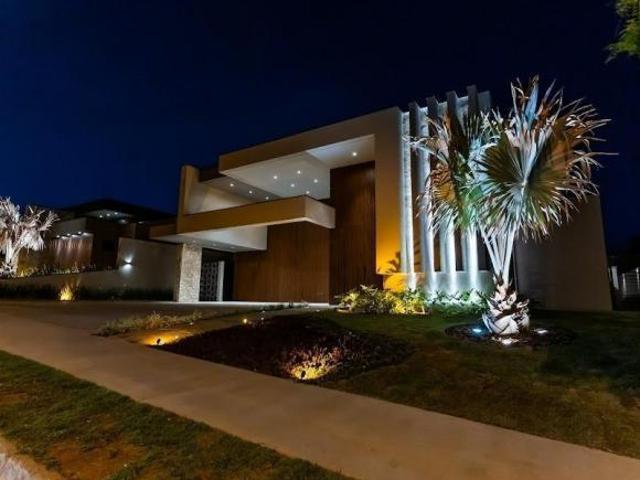 Linda Casa Térrea de Alto Padrão em Condomínio Completo com Lazer e Segurança