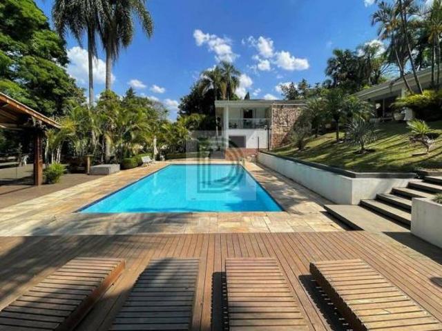 Linda Casa Térrea de Alto Padrão no Miolo da Granja Viana, Completa, Impecável e Sustentável!