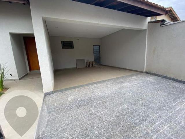 Linda casa térrea de esquina no Parque Alto Taquaral
