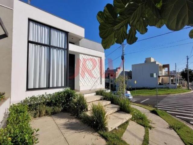 Linda Casa Térrea de esquina com 03 suítes sendo 01 master no Condomínio Montreal em Indaiatuba Sã