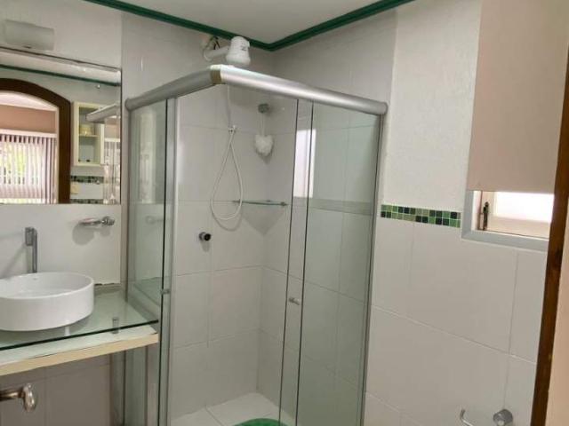 Linda casa térrea em Vilas do Atlântico com 3 suítes. Próxima a praia