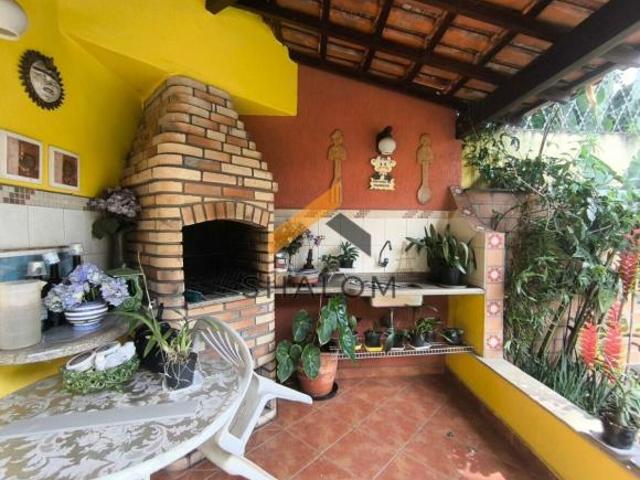 Linda casa térrea em condomínio fechado!