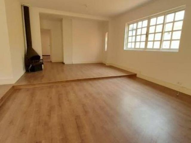Linda casa Térrea em condomínio, Reformada, 3 suites, 5 Wc, 6 vagas e churrasqueira FL22