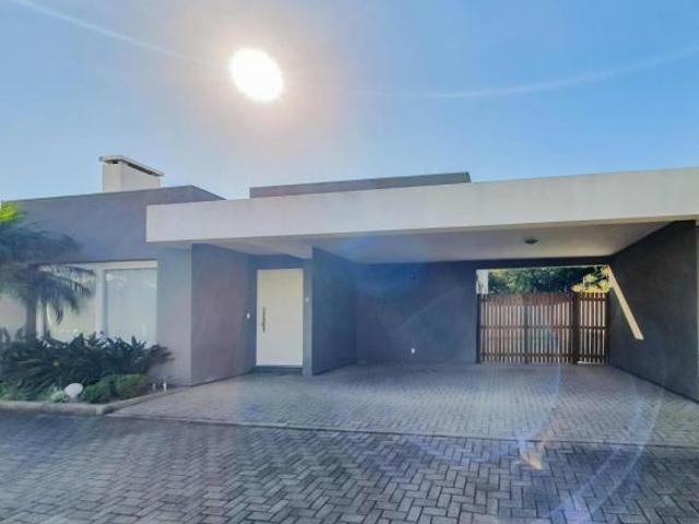 Linda casa Térrea em Condomínio, 3 suítes, 3 vagas cobertas, pátio com Piscina!