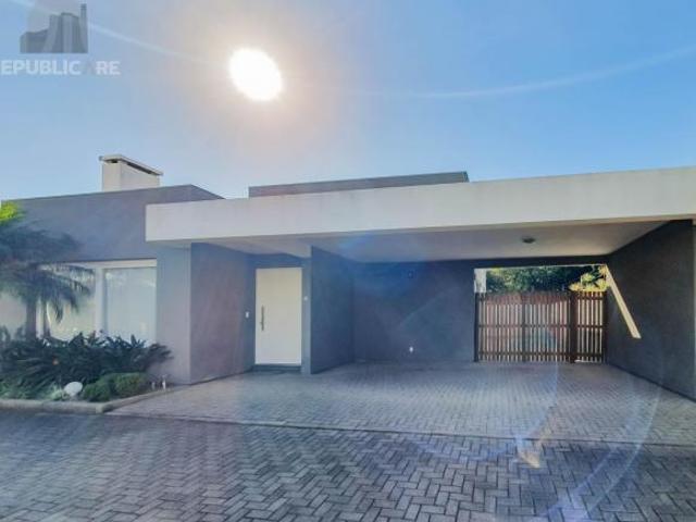 Linda casa Térrea em Condomínio, 3 suítes, 3 vagas cobertas, pátio com Piscina!