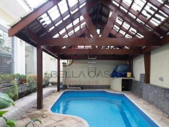 Linda casa térrea em local privilegiado na Mooca