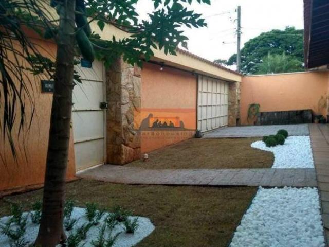 Linda casa térrea, espaçosa, confortável, segura e com excelente localização