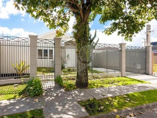 Linda casa térrea frente rua no Novo Mundo, em uma das regiões mais valorizadas de Curitiba