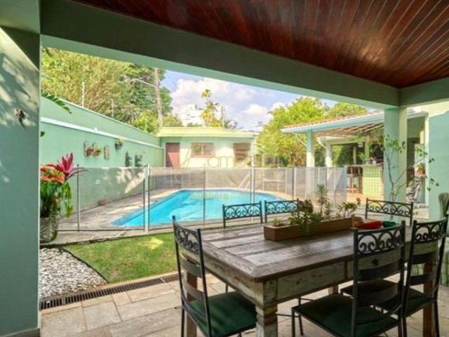 Linda casa térrea na Granja Julieta com 3 suítes, piscina e jardim