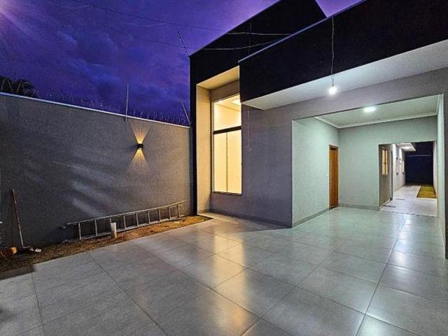 Linda casa térrea no bairro Pioneiros, com fachada imponente e Piscina