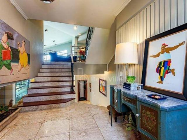 Linda casa toda reformada para venda no Residencial Alphaville 11