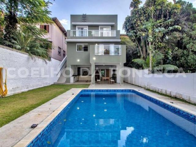 Linda casa totalmente reformada com 4 suítes, piscina e varandas no Planalto Paulista