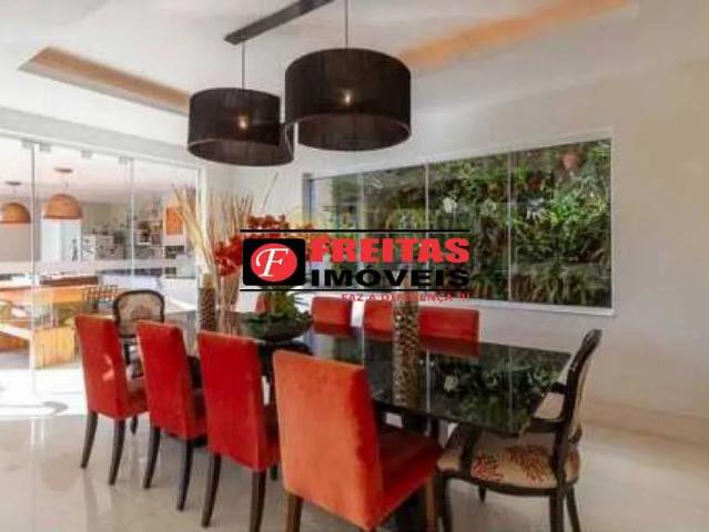 Linda casa triplex localizada condomínio del lago na barra da tijuca