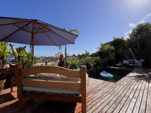 Linda casa vista privilegiada, localizada em área nobre da ferradurinha