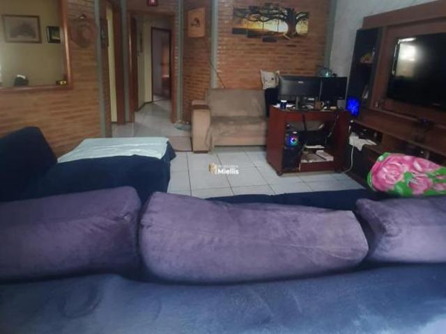 LINDA CASA 3 DORMITÓRIOS