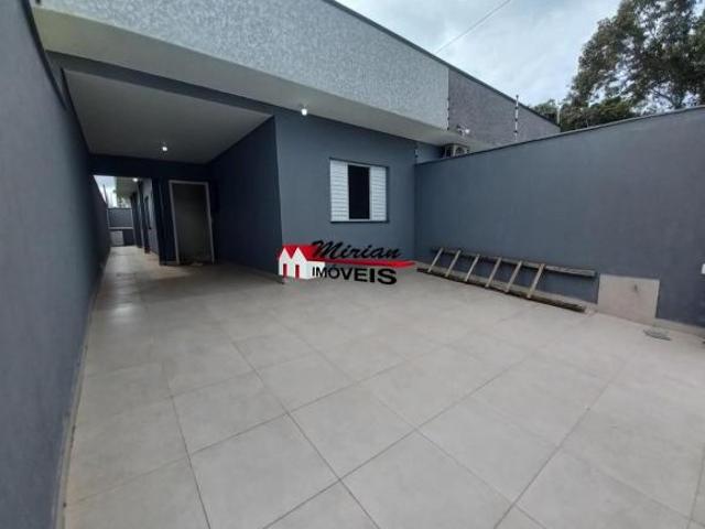 Linda Casa 3 Dts 1 Suíte, Sala, Cozinha, 2 WC, Piscina, Churrasqueira, 2 Vagas