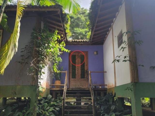 LINDA CASA, 3 SUITES C/AR COND, MUITO VERDE,DESENHO ARQUITETÔNICO e 1 STUDIO/SUÍTE EXTERNA C/ BANHEI