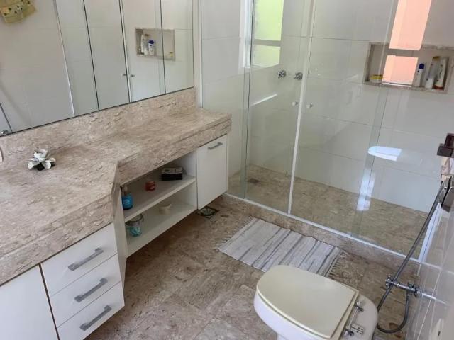 Linda casa 4 Suites em seguro e sofisticado condomínio