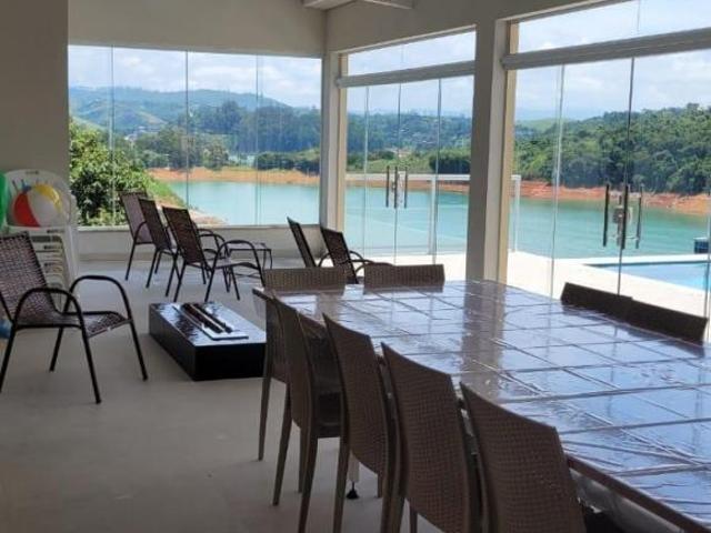 LINDA CHÁCARA MOBILIADA A BEIRA DA REPRESA PÉ NA AGUA, NO CONDOMINIO AGUAS DE IGARATA EM IGARAT