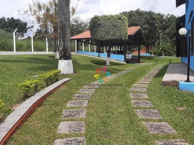 Linda Chácara na Floresta Escura