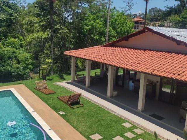 LINDA CHACARA, A BEIRA DA REPRESA DE IGARATA PÉ NA AGUA COM DUAS CASAS, NO BAIRRO RECANTO DAS A