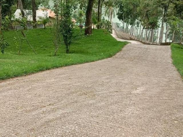 LINDA CHÁCARA,À BEIRA DA REPRESA PÉ NA AGUA, A 100 METROS DO ASFALTO E 5 MINUTOS DO CENTRO DE IGA