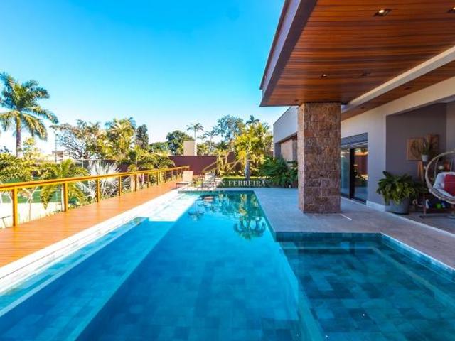 Linda Chácara com 4 Suítes, Escritório, Piscina Aquecida e Ampla Quadra de Tênis