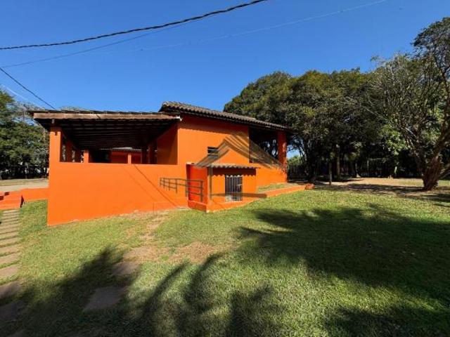 Linda chácara com 12.000 m², excelente área de lazer com piscina, casa sede com 6 dormitórios