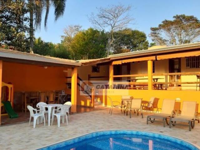Linda chácara com 2 duas casas independente e excelente espaço de lazer