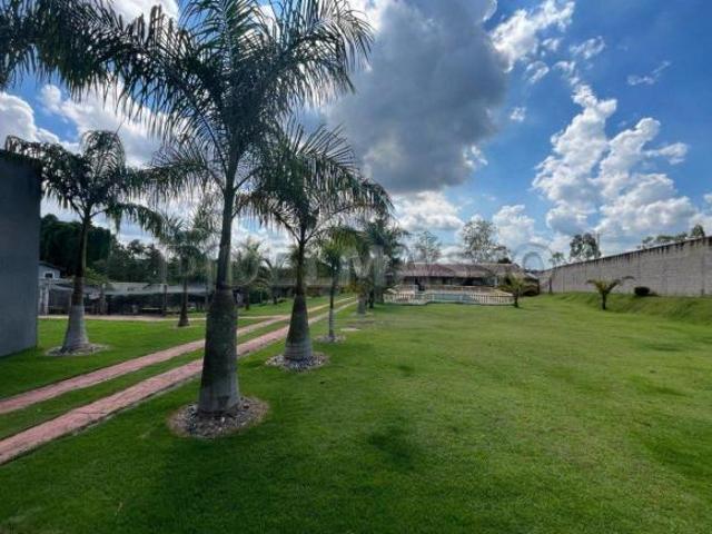 Linda chácara com 2.600 m² com sala comercial!